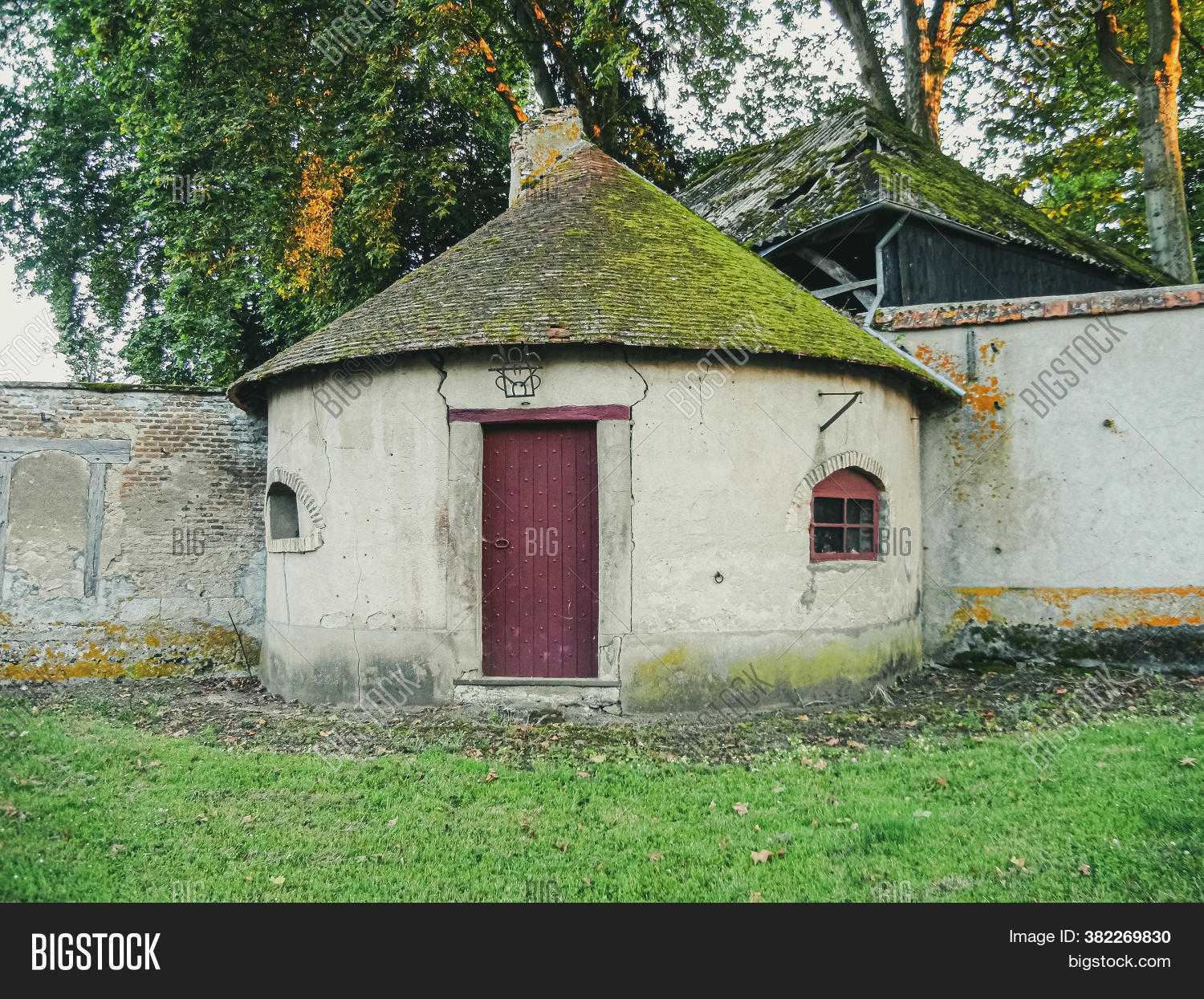 Round Farmhouse Image & Photo (Free Trial) | Bigstock