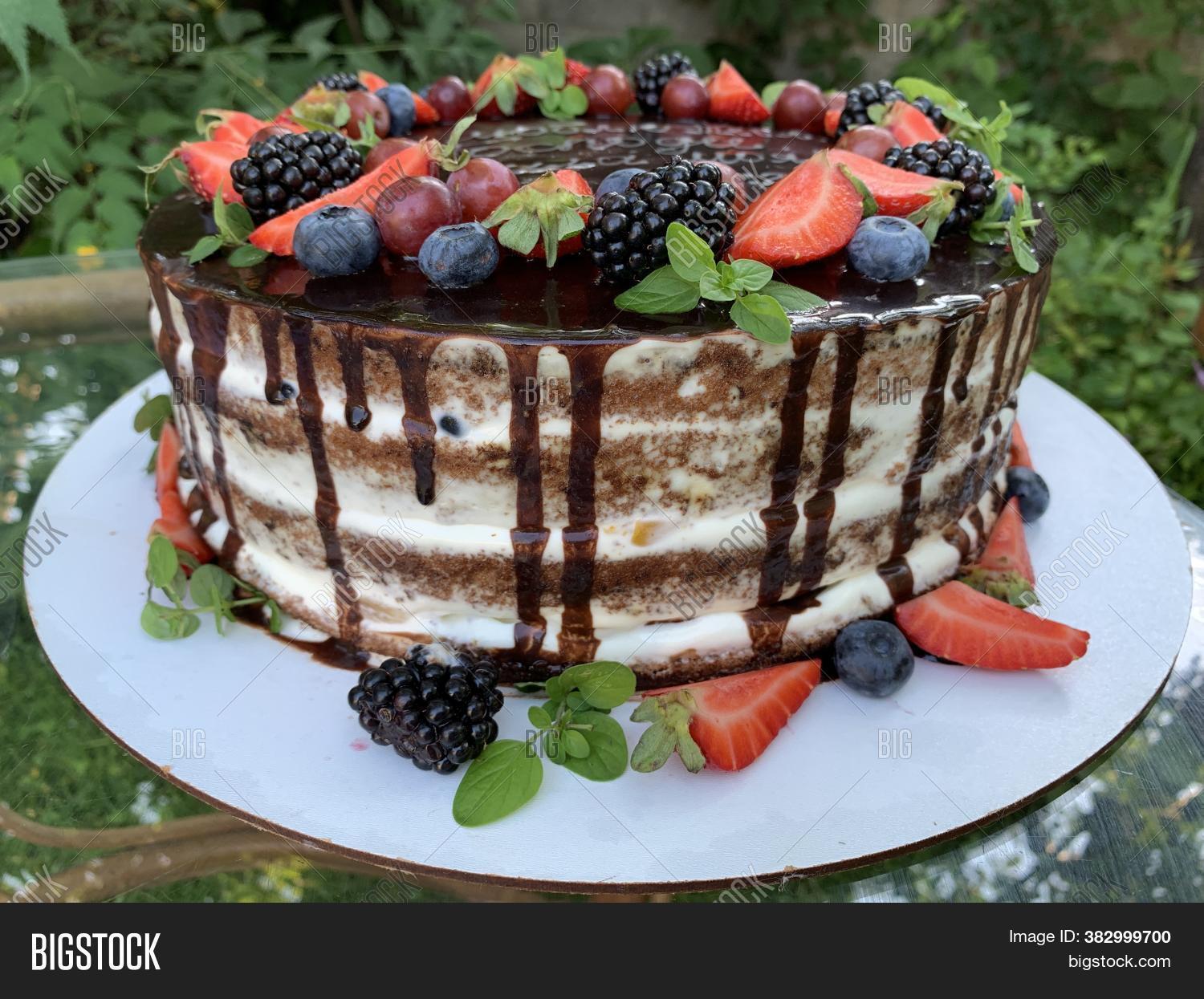 Round Chocolate Cake Image & Photo (Free Trial) | Bigstock