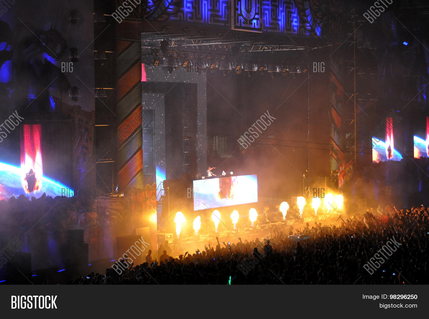 Crowd People Stadium Image & Photo (Free Trial) | Bigstock