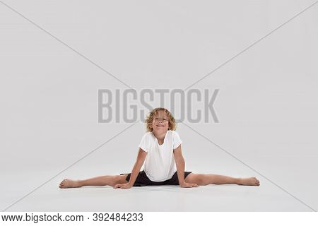 Boy Do Splits Images, Illustrations & Vectors (Free) - Bigstock