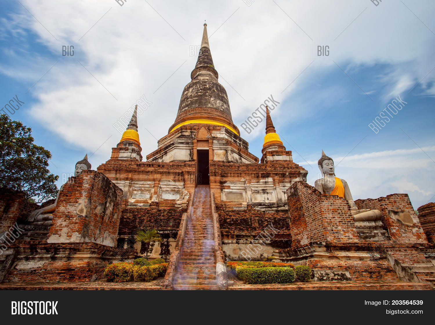 Wide Angle Scene Wat Image & Photo (Free Trial) | Bigstock