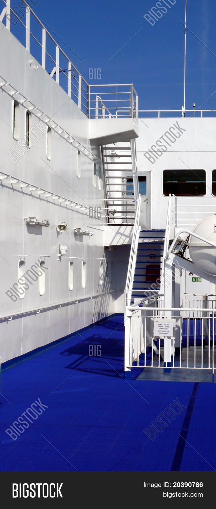 Imagen y foto Cubierta Del Buque (prueba gratis) | Bigstock