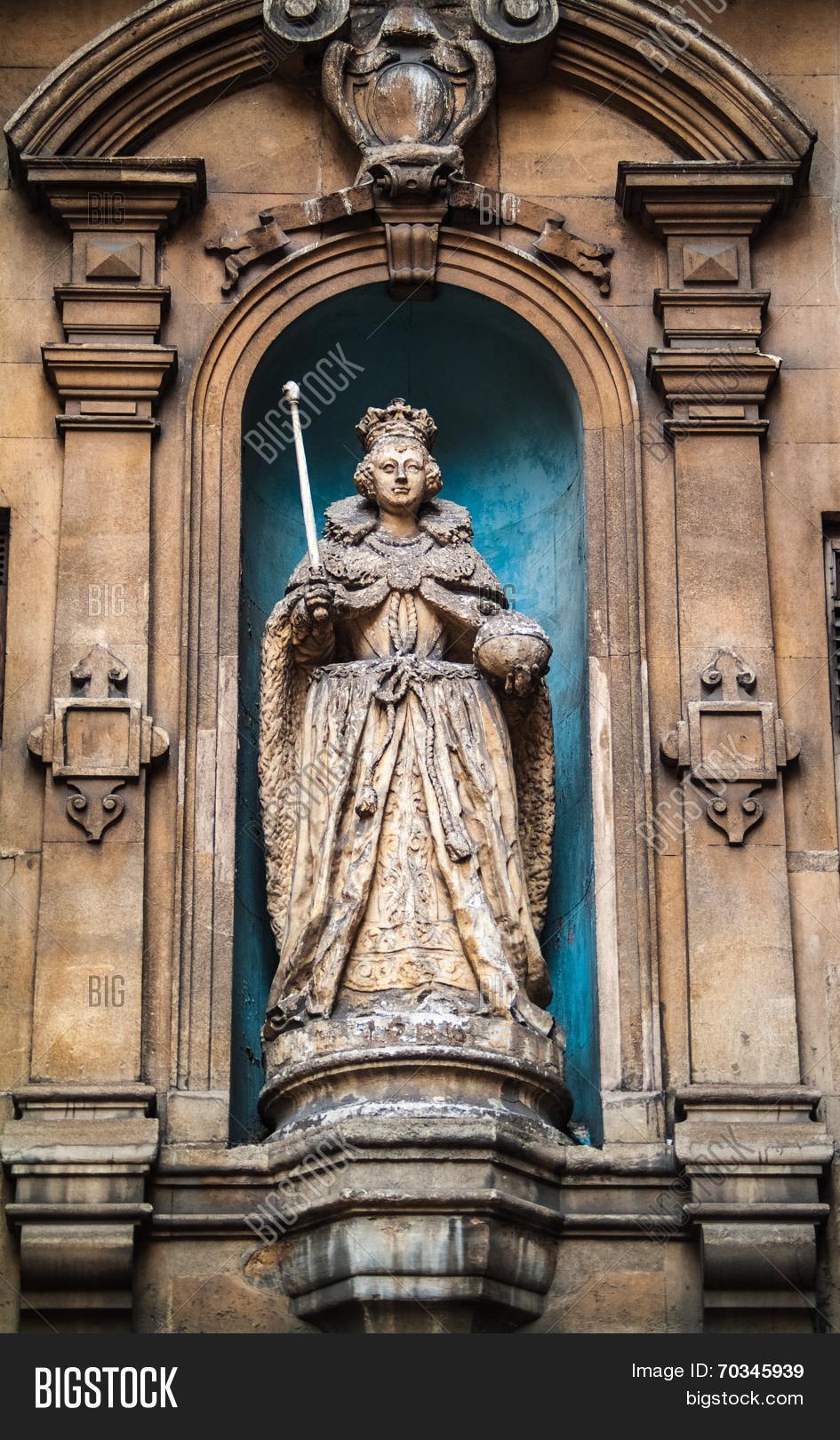Elizabeth Statue St Image & Photo (Free Trial) | Bigstock