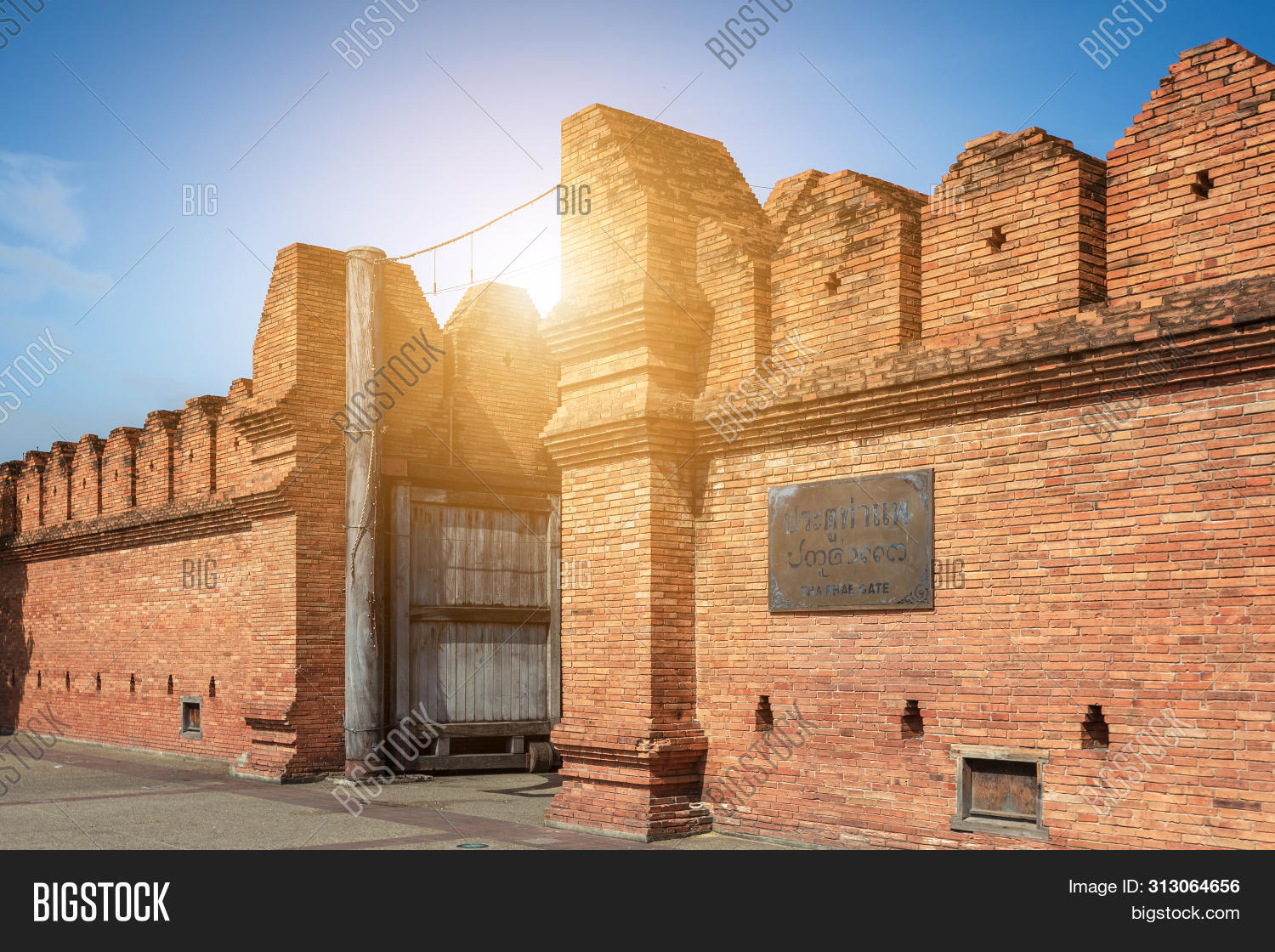 Tha Phae Gate Chiang Image & Photo (Free Trial) | Bigstock