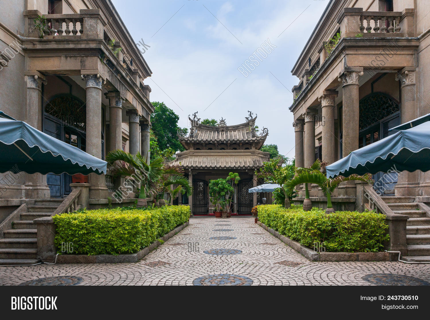 Gate Hai Tian Tang Gou Image & Photo (Free Trial) | Bigstock