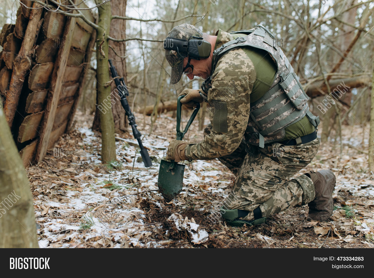 Soldier Shovel His Image & Photo (Free Trial) | Bigstock