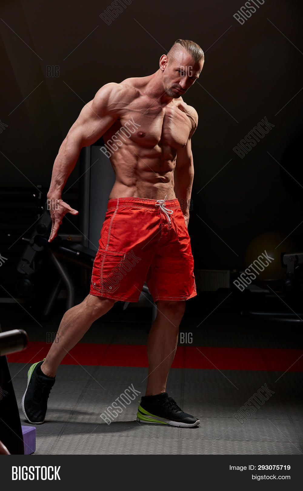 Imagen y foto Athletic Man Posing (prueba gratis) | Bigstock