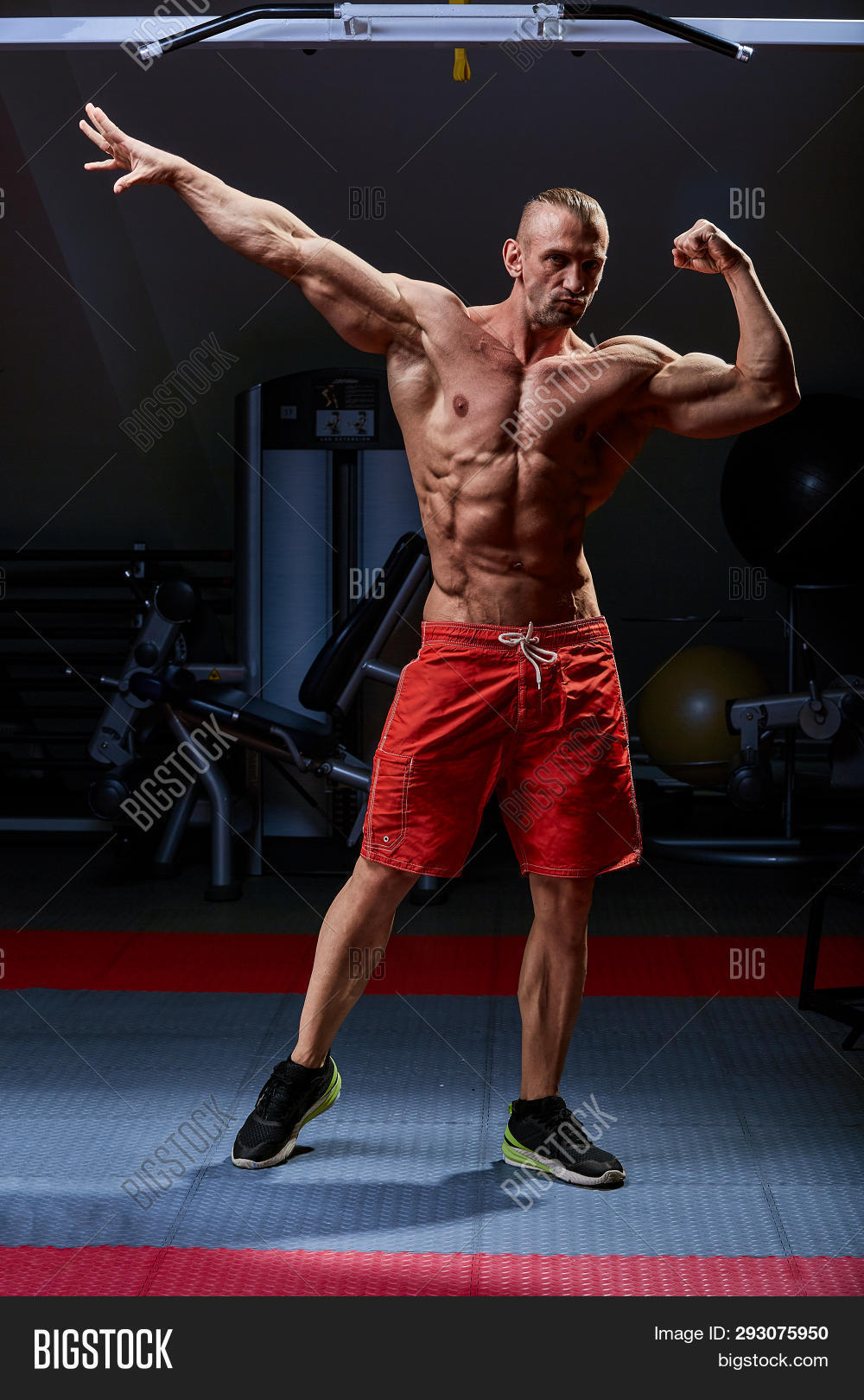 Imagen y foto Athletic Man Posing (prueba gratis) | Bigstock