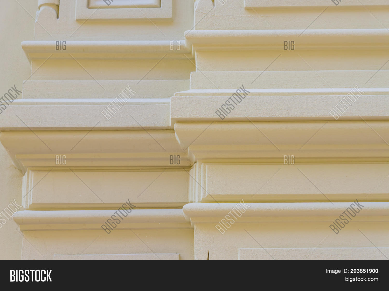 Image Capital Of Column With Stucco