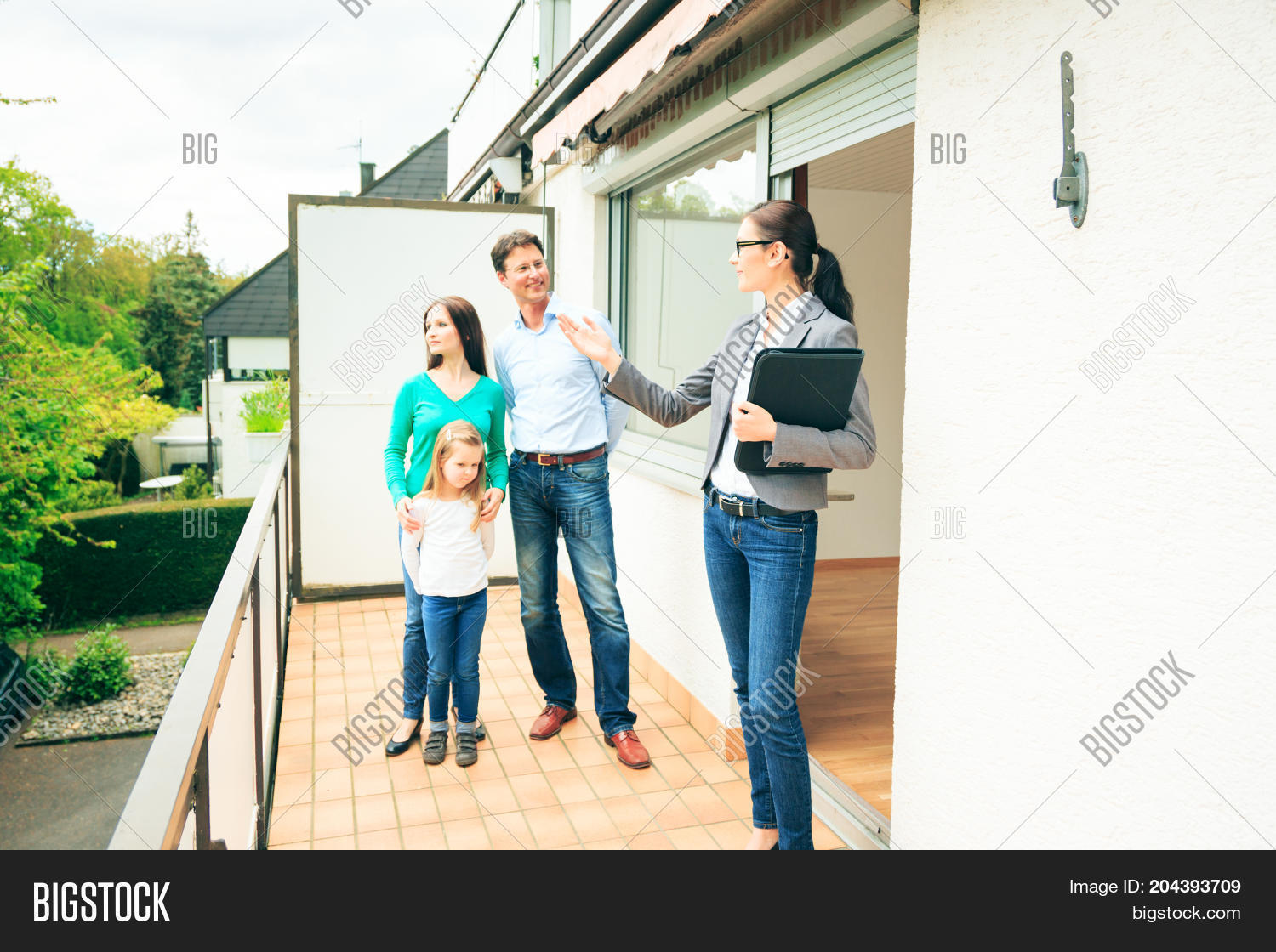 Realtor Showing Family Image & Photo (Free Trial) | Bigstock