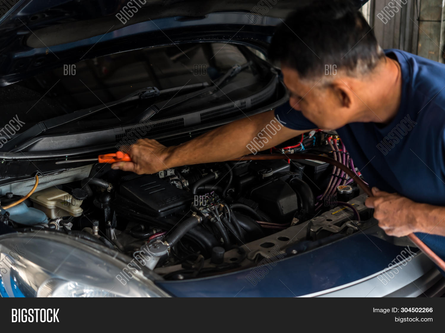 Imagen y foto Checking Car Engine (prueba gratis) | Bigstock