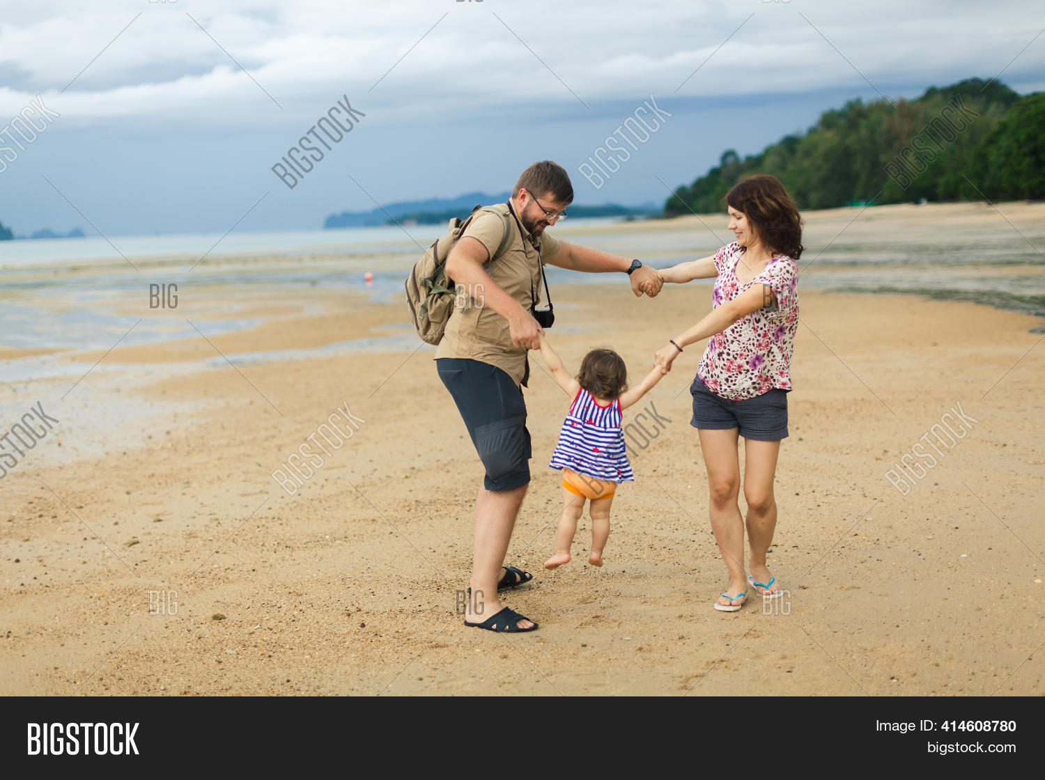 Happy Family Travel On Image & Photo (Free Trial) | Bigstock
