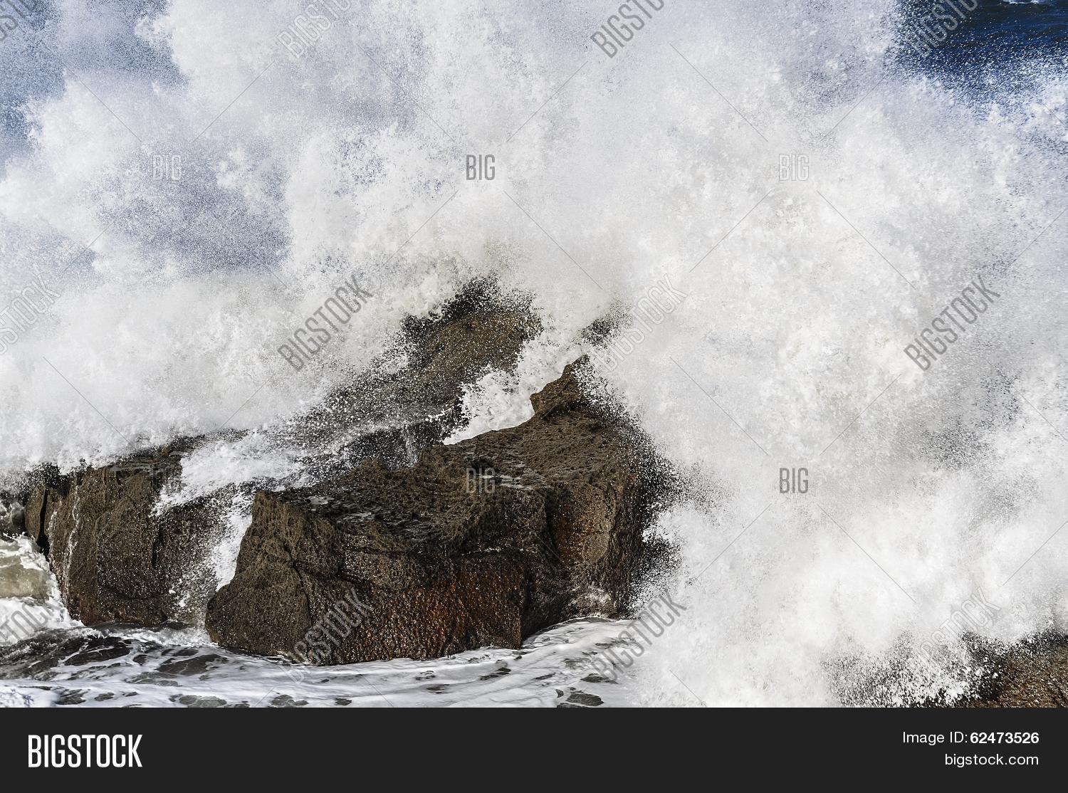 Splashing Wave Image & Photo (Free Trial) | Bigstock