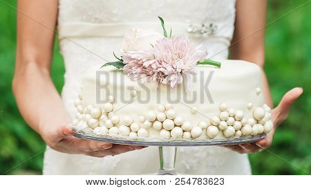 Bride Holds Wedding Image & Photo (Free Trial) | Bigstock