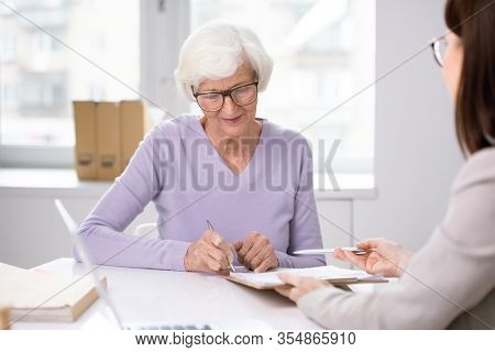 Senior Client Putting Image & Photo (Free Trial) | Bigstock