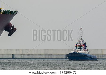 TUG GREAT SHIP - Tug Image & Photo (Free Trial) | Bigstock