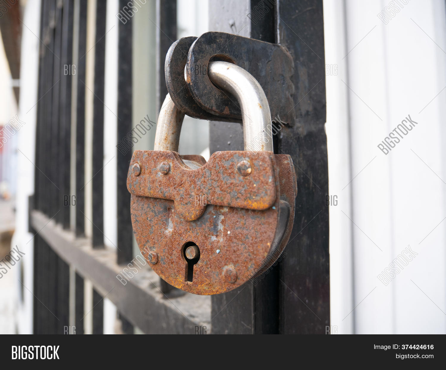 Rusty Padlock On Door Image & Photo (Free Trial) | Bigstock