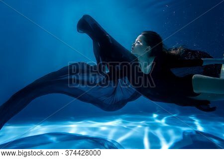 Girl Underwater Images, Illustrations & Vectors (Free) - Bigstock