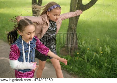 Girl Fracture Cast Image & Photo (Free Trial) | Bigstock