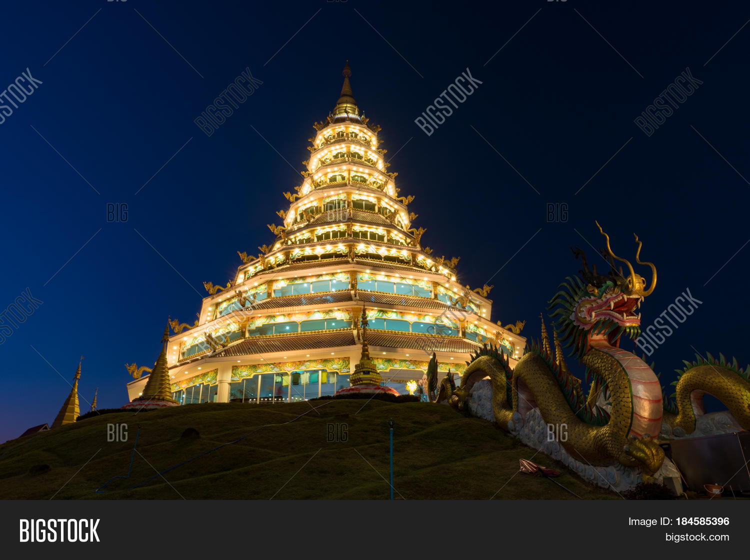 Imagen y foto Golden Pagoda Nine (prueba gratis) | Bigstock