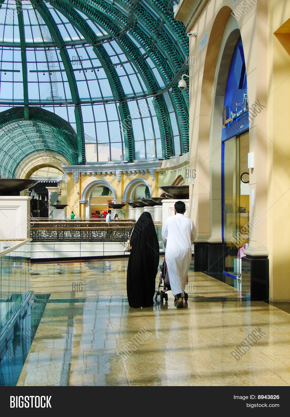 Arab Family Shopping Image & Photo (Free Trial) | Bigstock