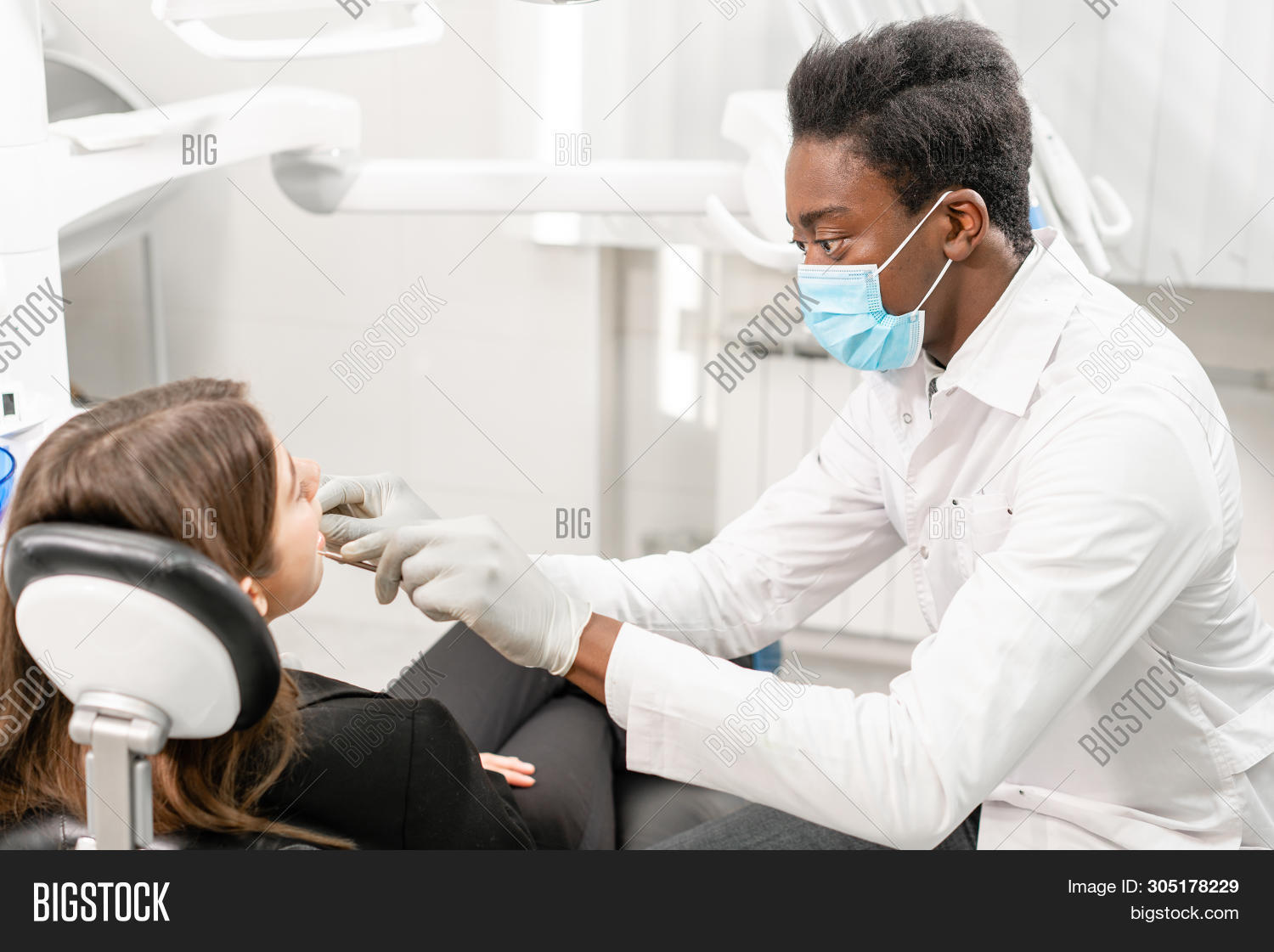 Imagen y foto Doctor Treats Teeth (prueba gratis) | Bigstock