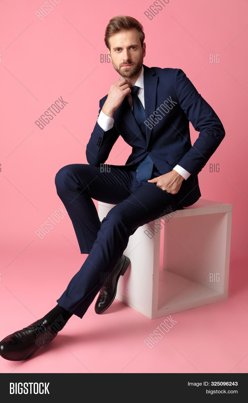 Handsome afbeelding en foto (gratis proefversie) | Bigstock