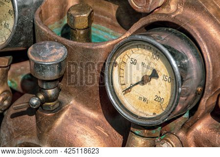 Close Old Manometer Image & Photo (Free Trial) | Bigstock
