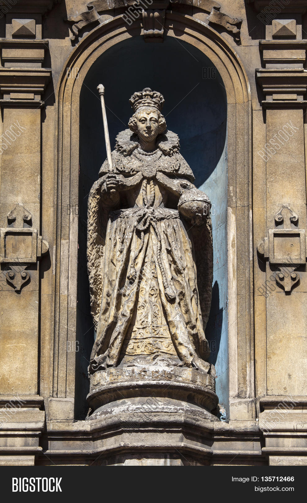 Statue Queen Elizabeth Image & Photo (Free Trial) | Bigstock