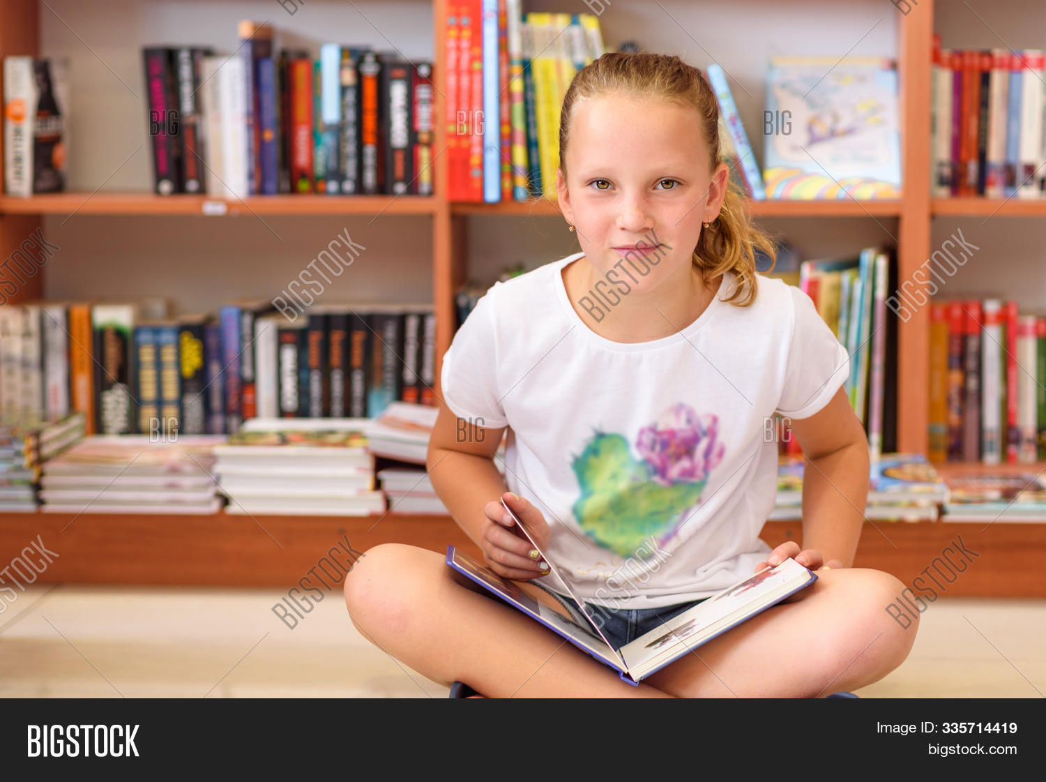 Teenager Girl Library Image & Photo (Free Trial) | Bigstock