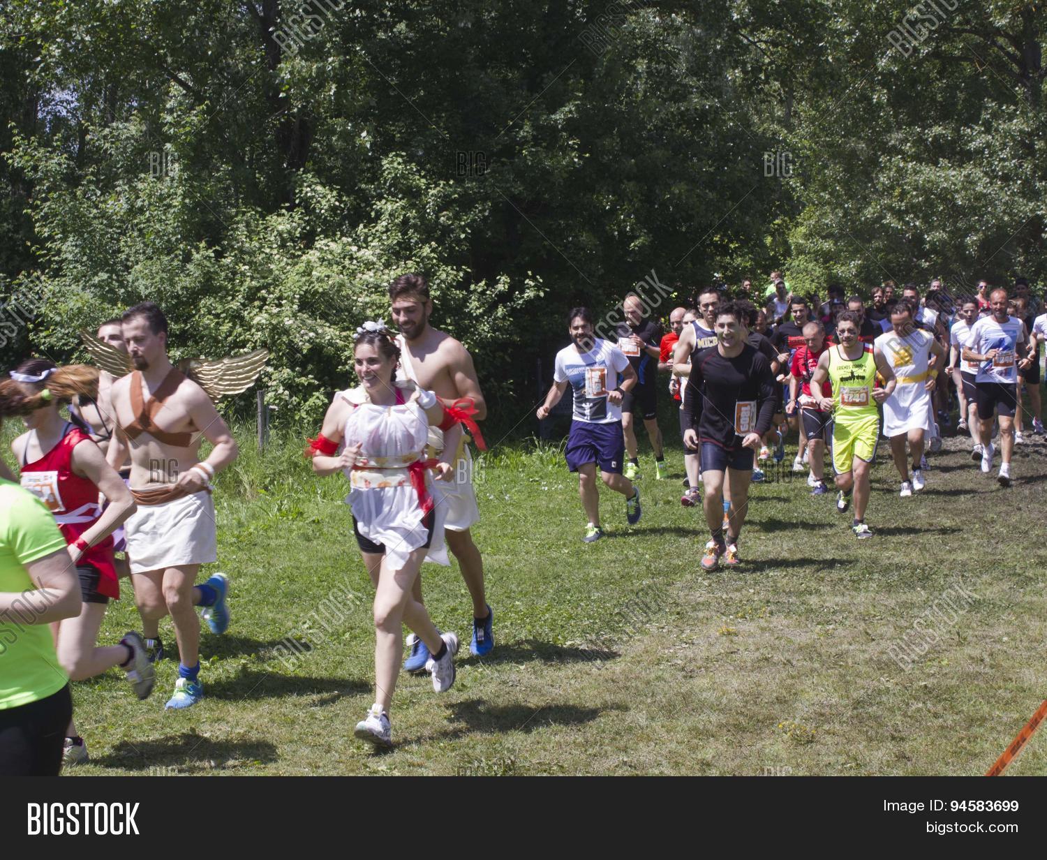 Group People Running Image & Photo (Free Trial) | Bigstock