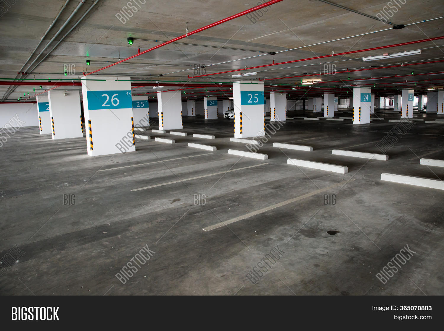 Imagen y foto Empty Space Car (prueba gratis) | Bigstock