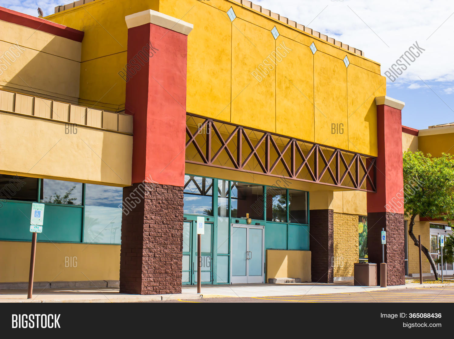 Front Empty Commercial Image & Photo (Free Trial) | Bigstock