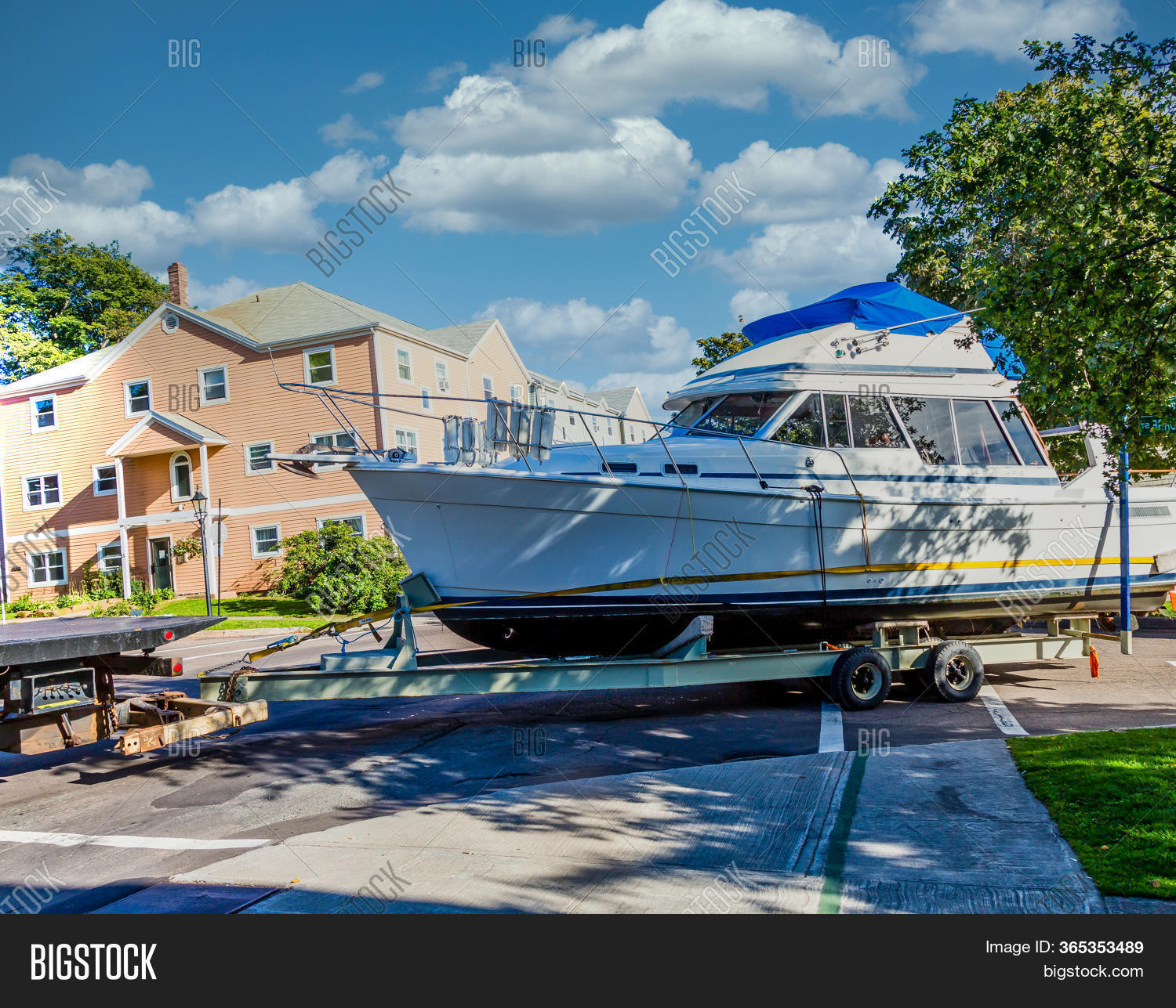 Large Cabin Cruiser Image & Photo (Free Trial) | Bigstock