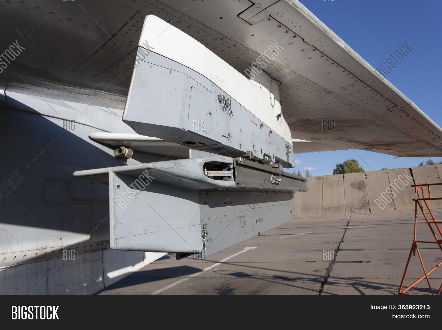 Pylon Under Wing Image & Photo (Free Trial) | Bigstock