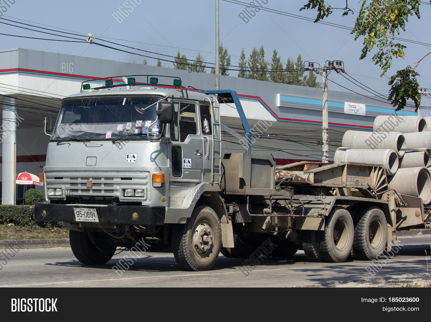 Old Isuzu Trailer Image & Photo (Free Trial) | Bigstock