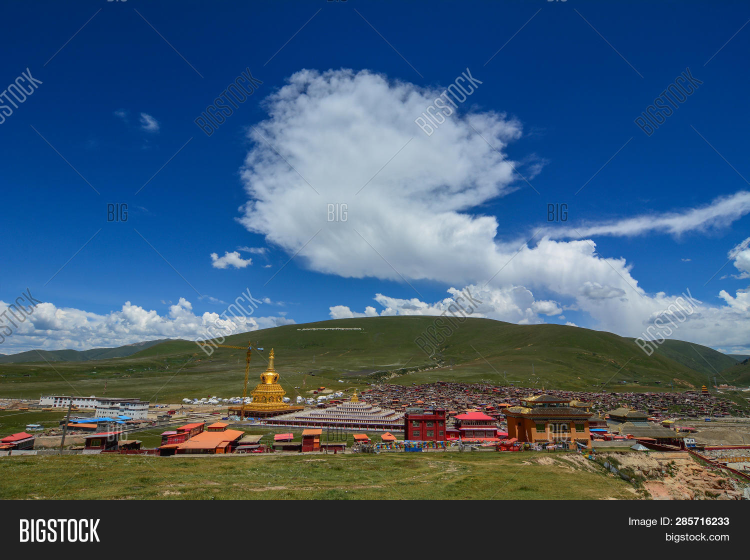 Yarchen Gar Monastery Image & Photo (Free Trial) | Bigstock