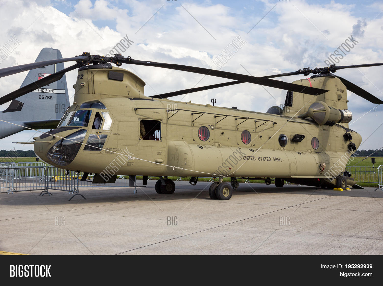 Chinook Military Cargo Image & Photo (Free Trial) | Bigstock