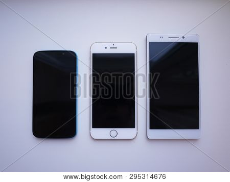 Smartphone Display Image & Photo (Free Trial) | Bigstock