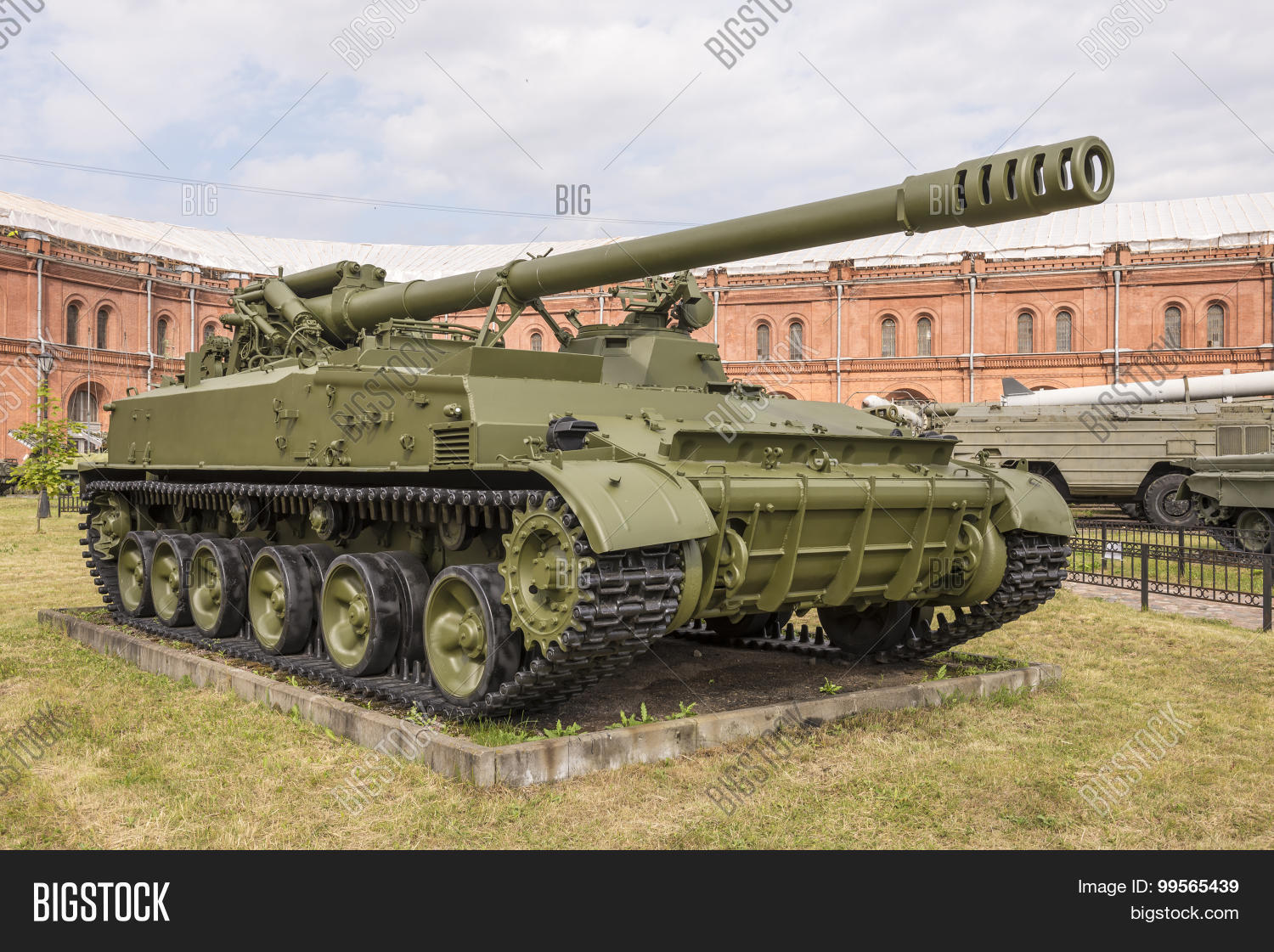 152-mm Self-propelled Image & Photo (Free Trial) | Bigstock