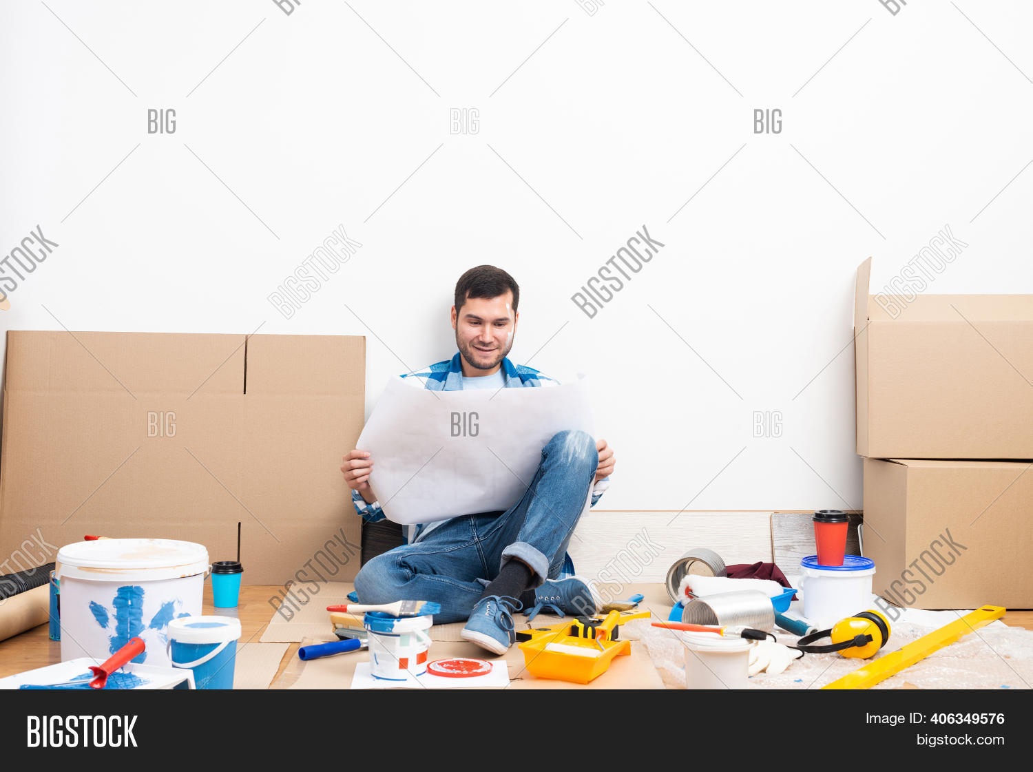 Guy Looking Paper Image & Photo (Free Trial) | Bigstock