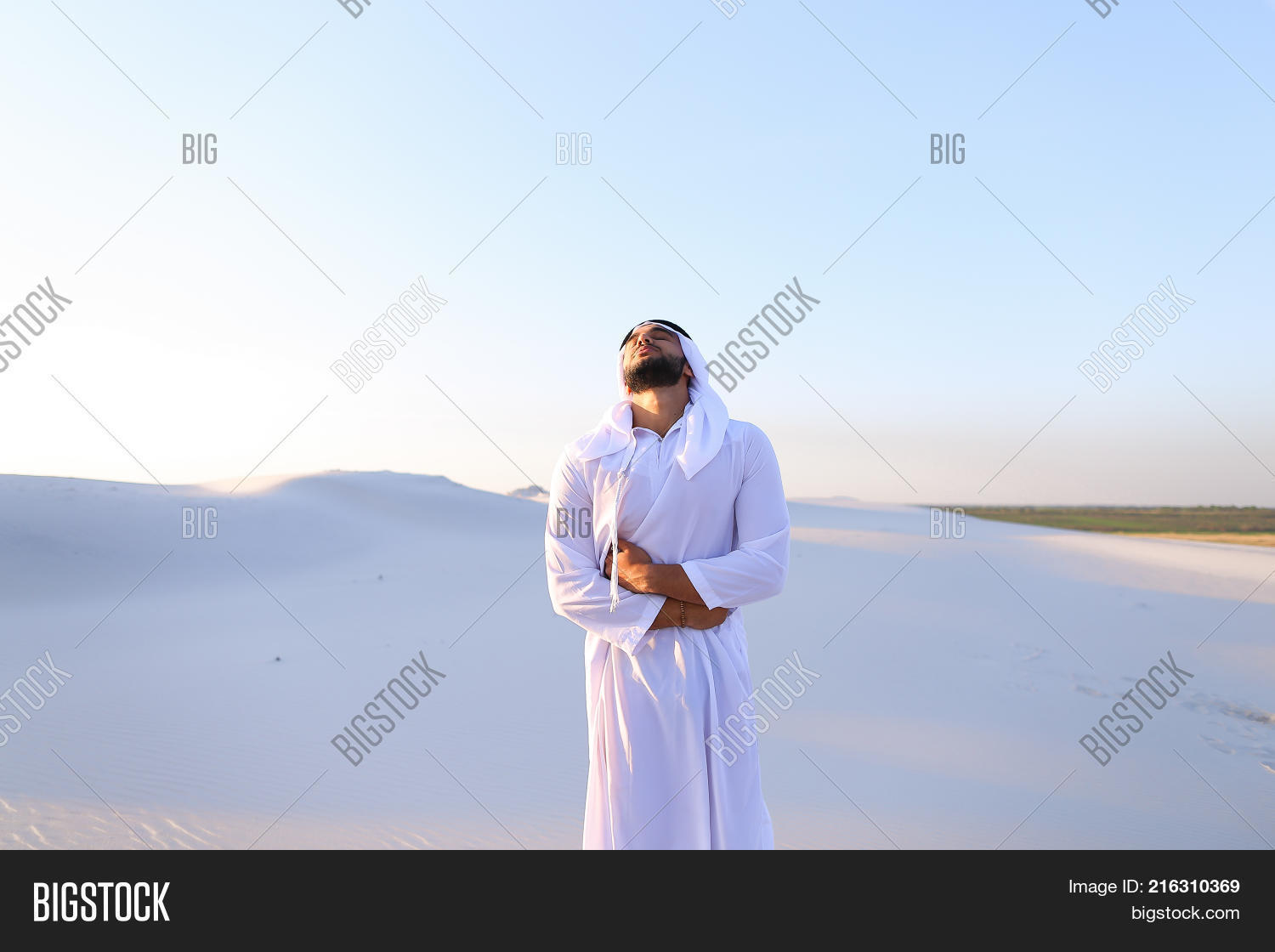 Worn-out Emirati Man Image & Photo (Free Trial) | Bigstock