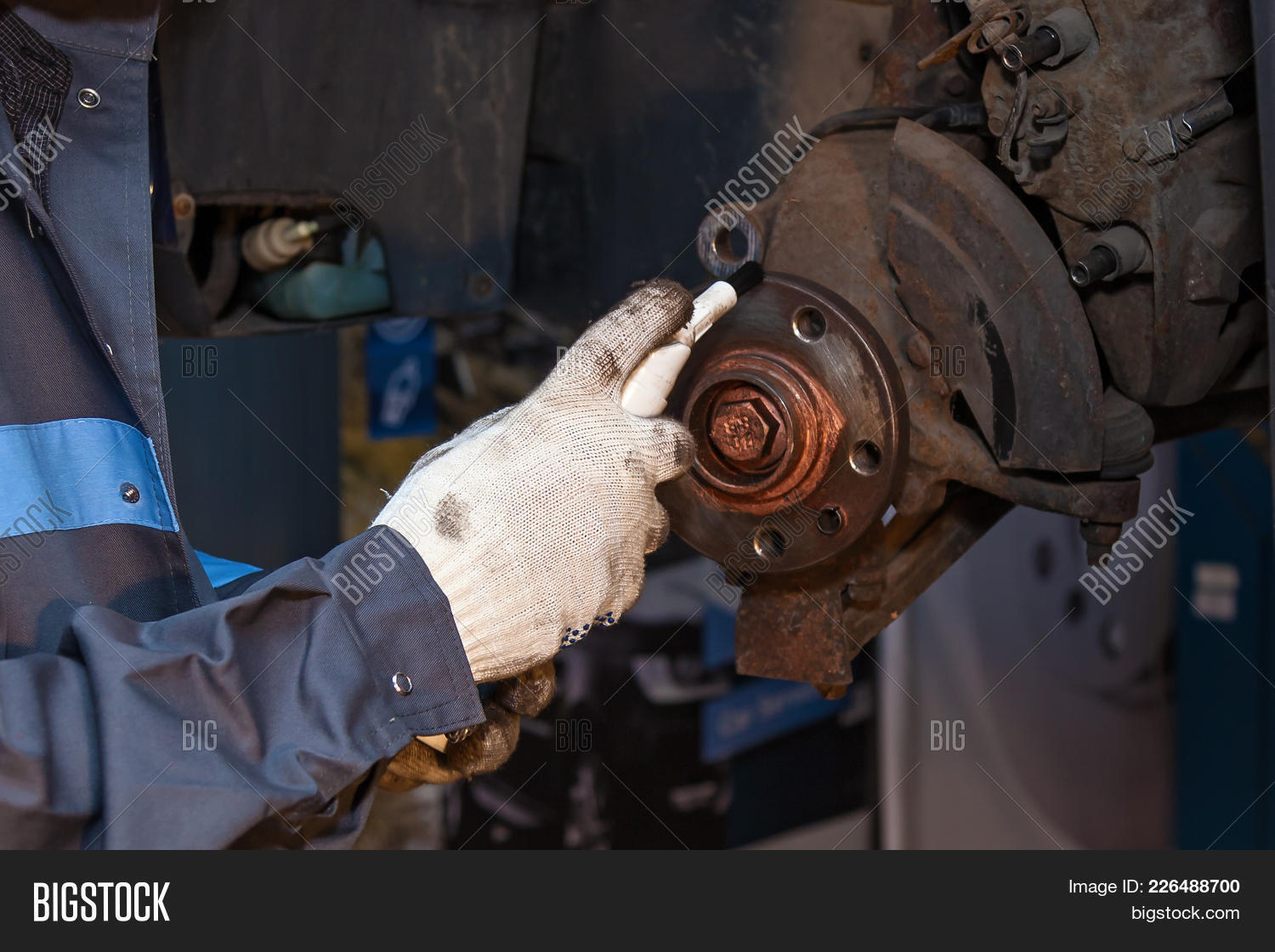 Man Repairing Disc Image & Photo (Free Trial) | Bigstock