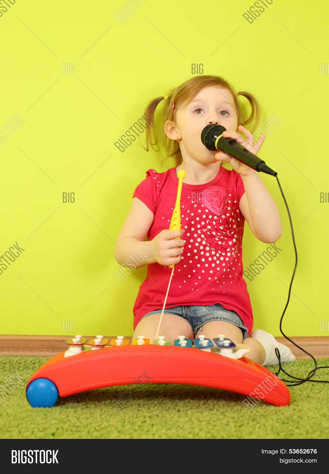 Little Girl Singing Image & Photo (Free Trial) | Bigstock