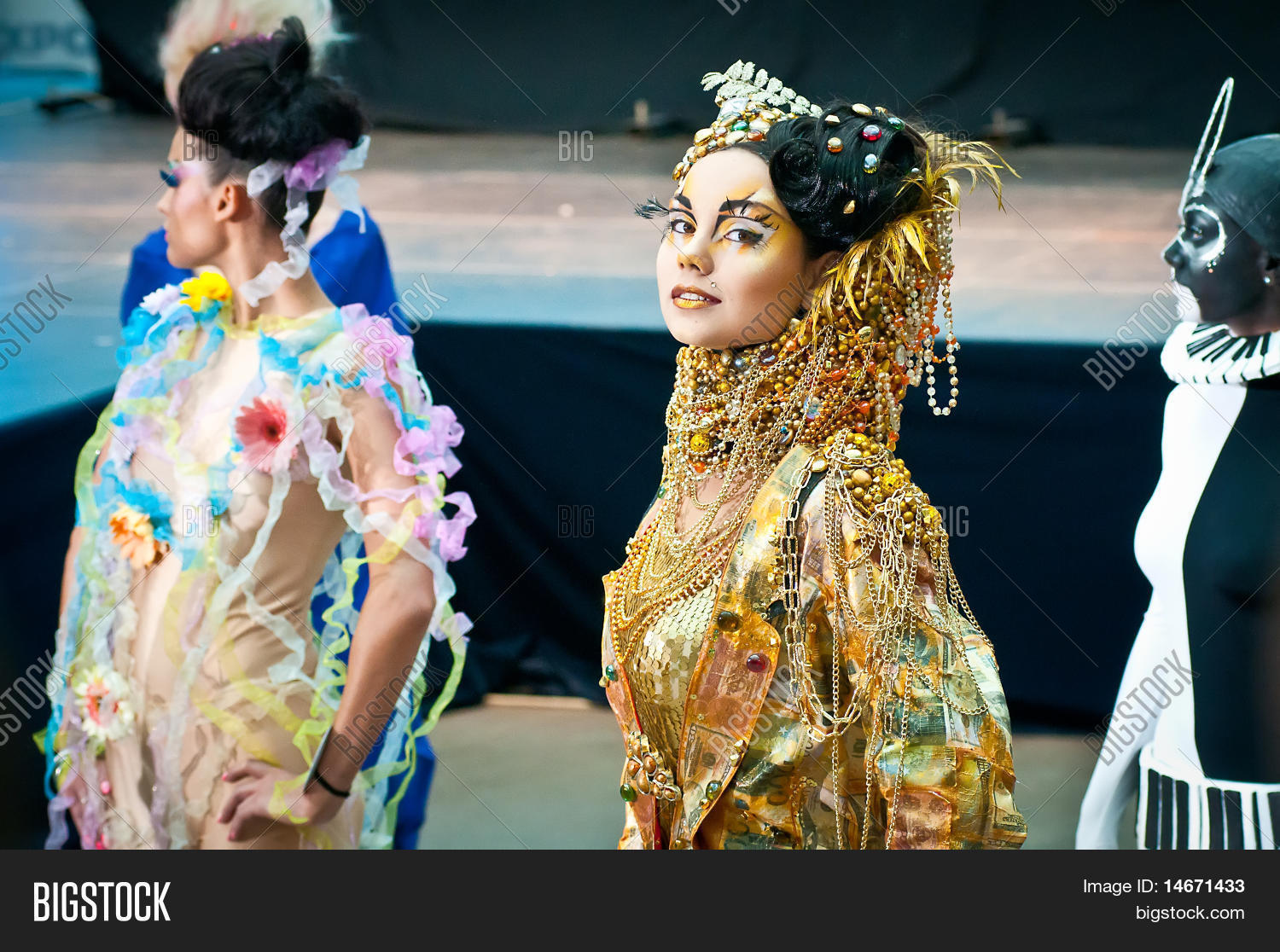 Model Gold Walks Image & Photo (Free Trial) | Bigstock