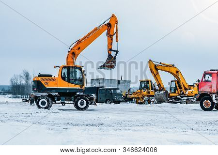 Excavator Loading Image & Photo (Free Trial) | Bigstock