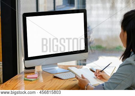 White Screen Computer Image & Photo (Free Trial) | Bigstock