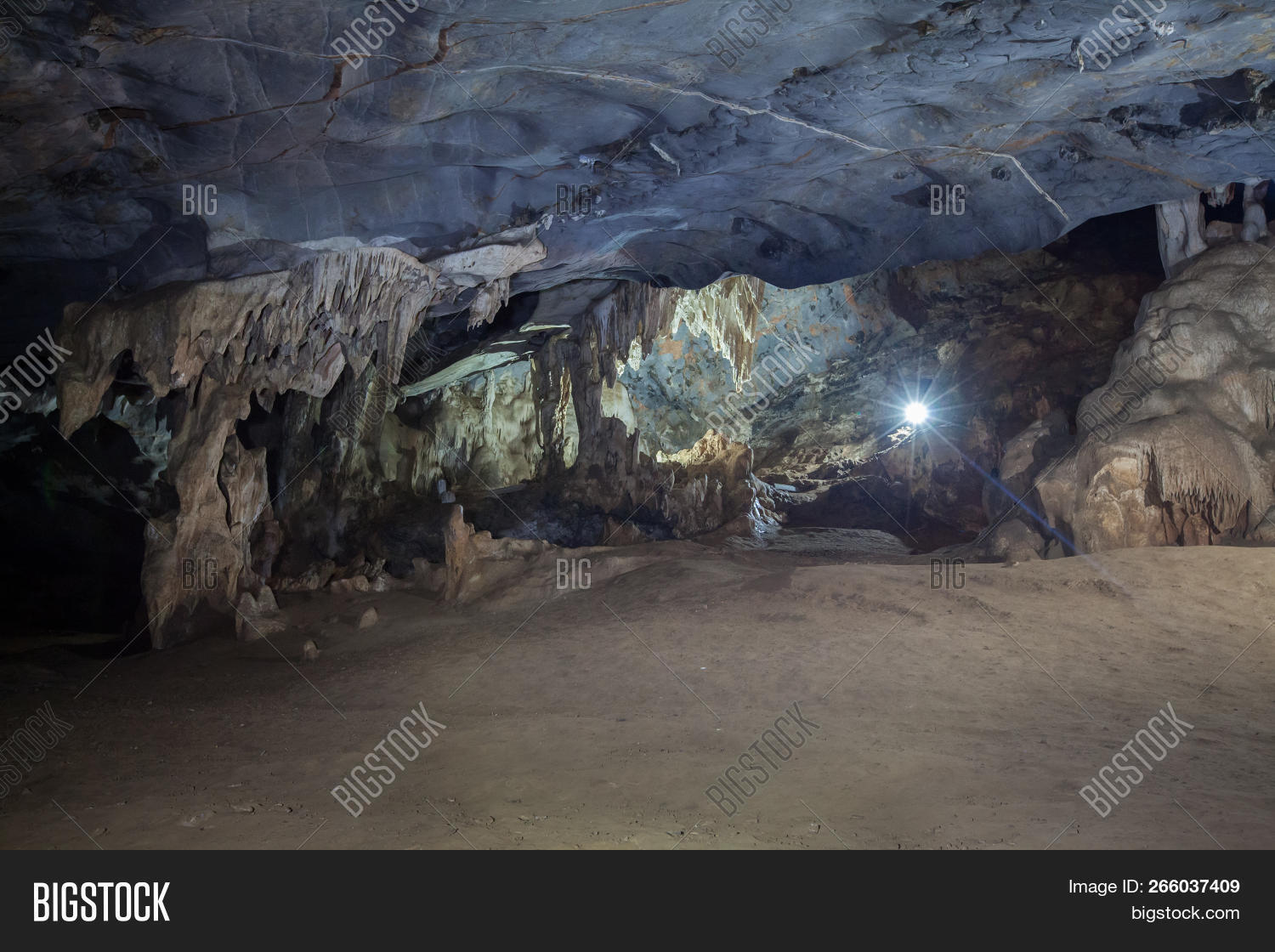 Inside Cave 图片和照片（免费试用） | Bigstock