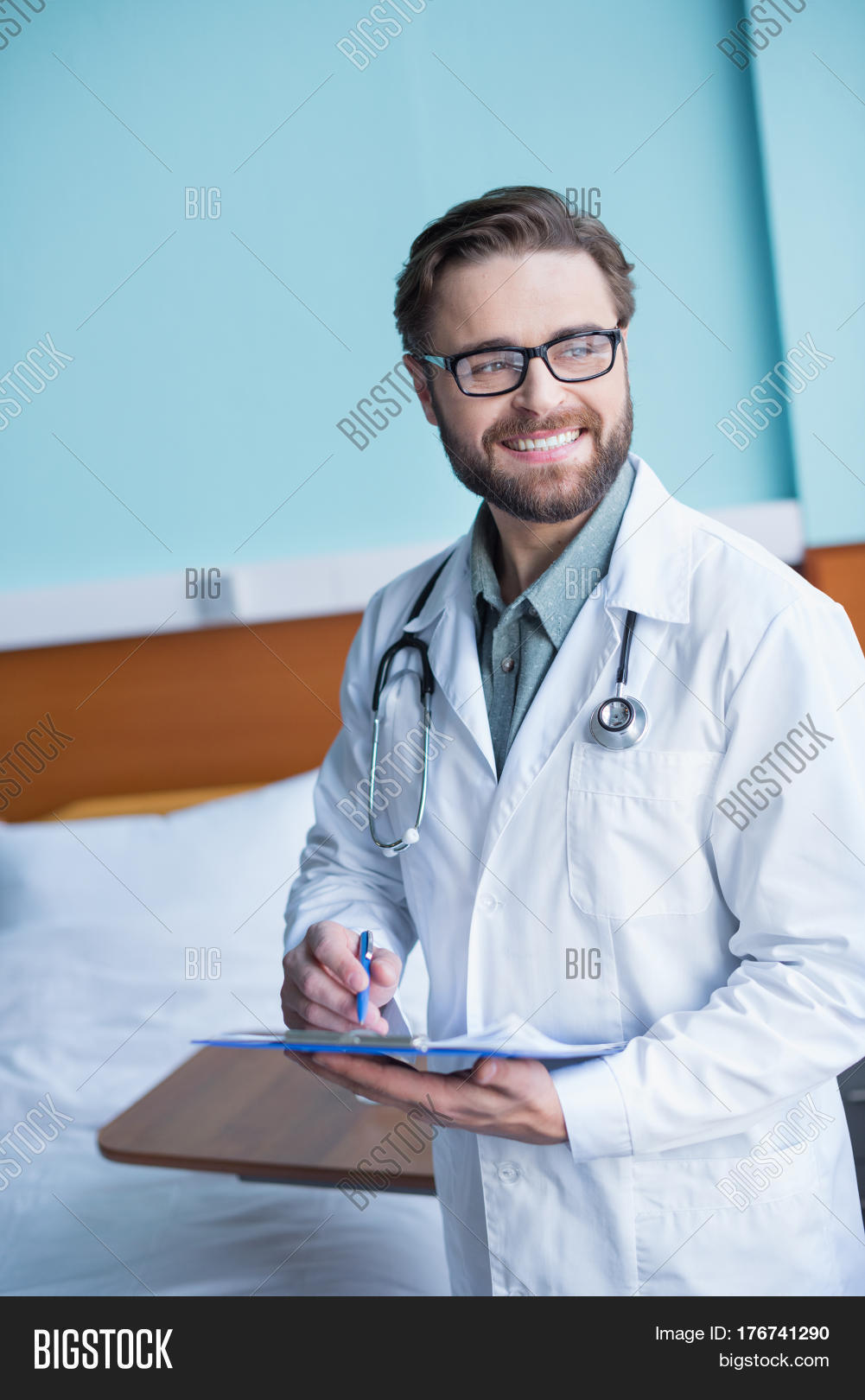 Male Doctor Clipboard Image & Photo (Free Trial) | Bigstock