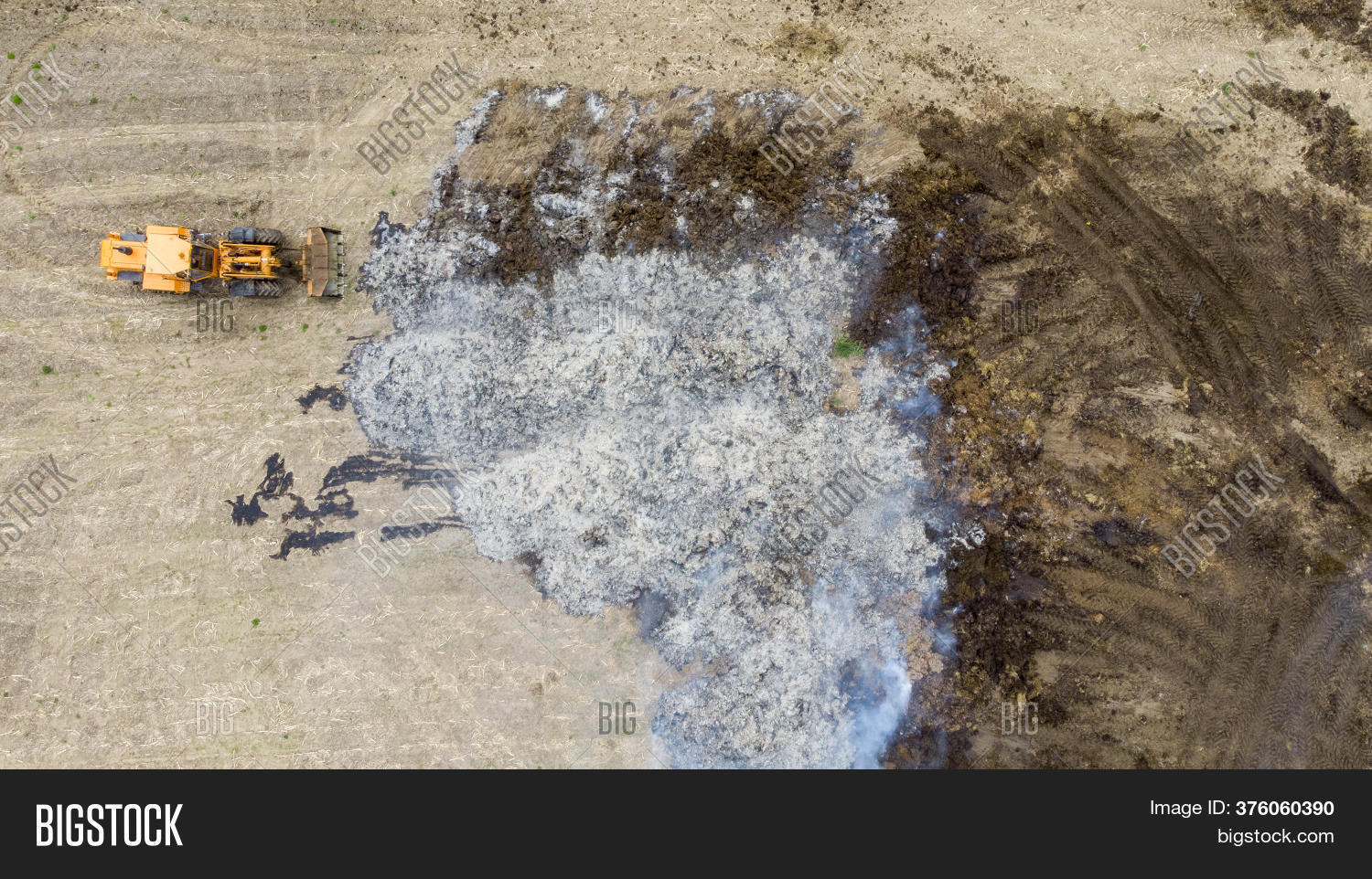 Loader Loads Tractor Image & Photo (Free Trial) | Bigstock
